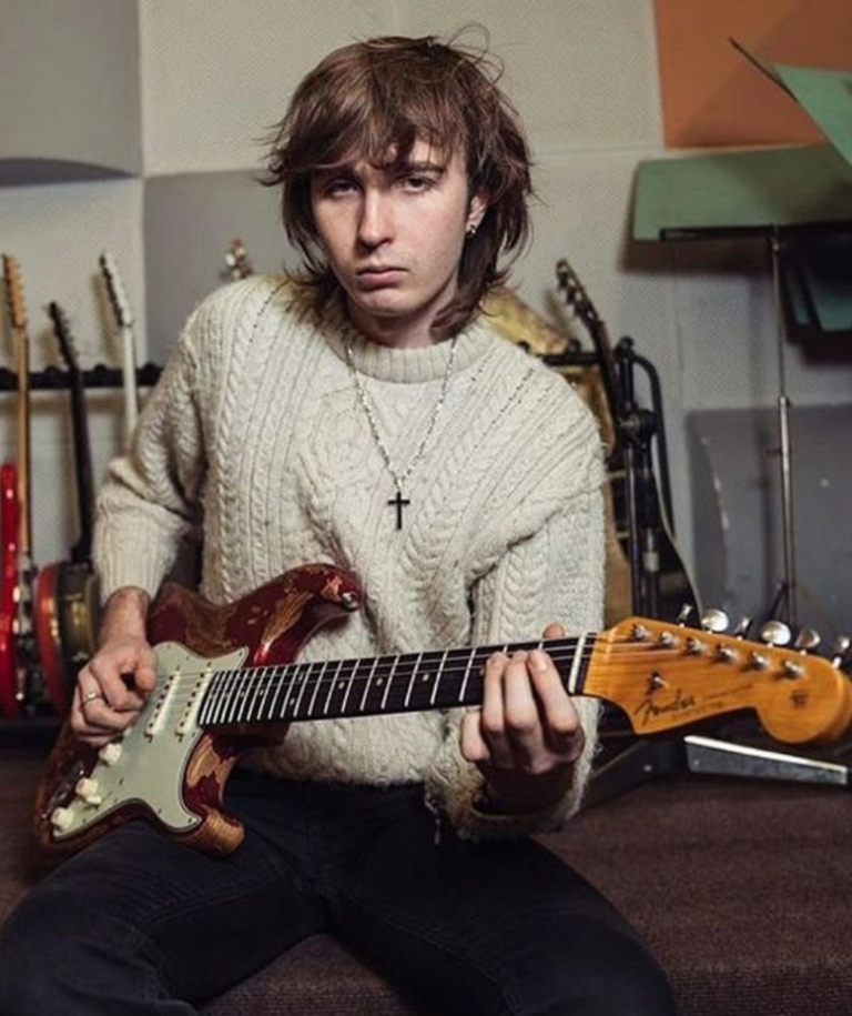 【Måneskin】Thomas Raggi / トーマス・ラッジの使用機材【アンプ・ギター・エフェクター】 | XTONES